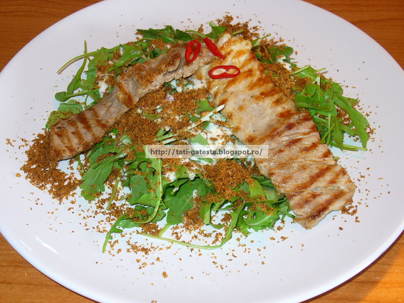 Tati-gateste!: Salata rucola cu bucatele de carne la gratar