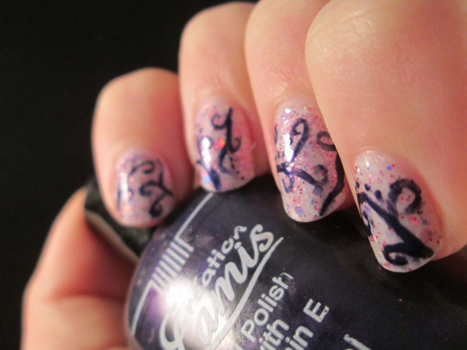 PiggieLuv: Curly nail art with glitter