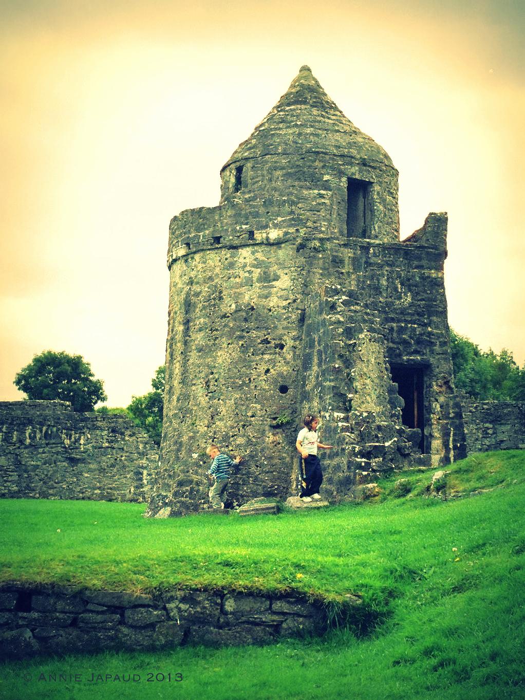 POSTCARDS FROM IRELAND: Aughnanure castle, a trip to the past