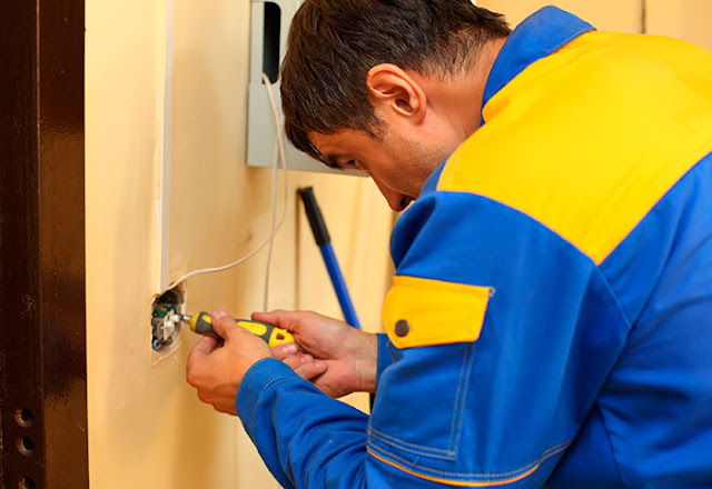 Dicas para Contratar um Eletricista - Ensinando Elétrica | Dicas e ...