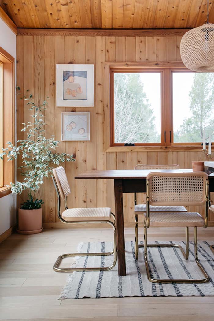 Keltainen talo rannalla: Puu pääosassa