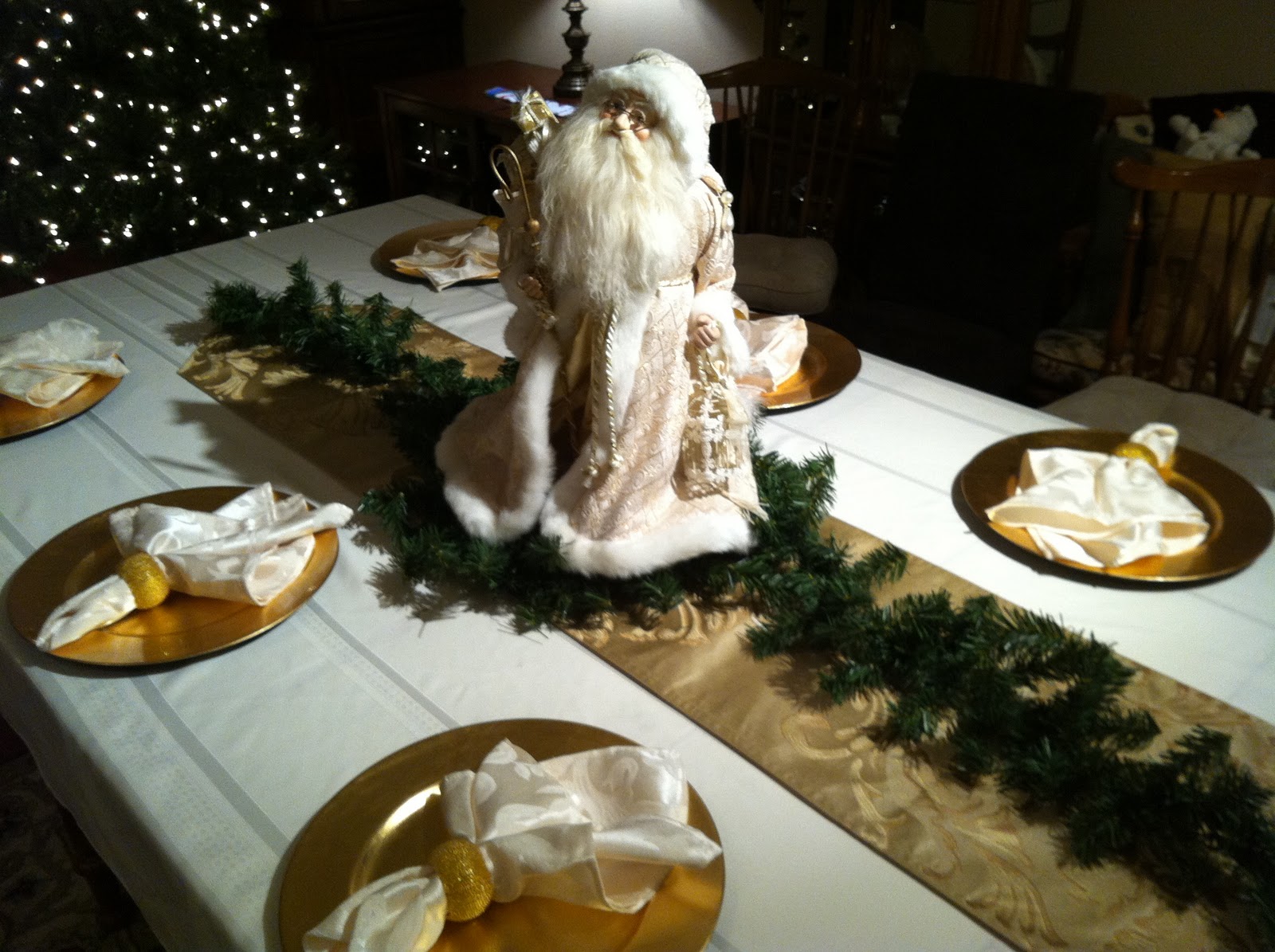 Buttons, Bows & Bling: Sparkling Santa Tabletop