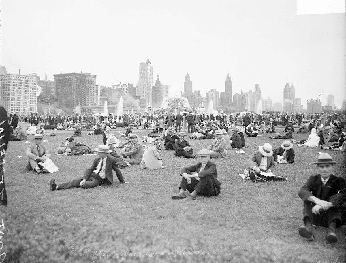 LZ 127 Graf Zeppelin Flying Over Chicago: Vintage Snaps of People ...