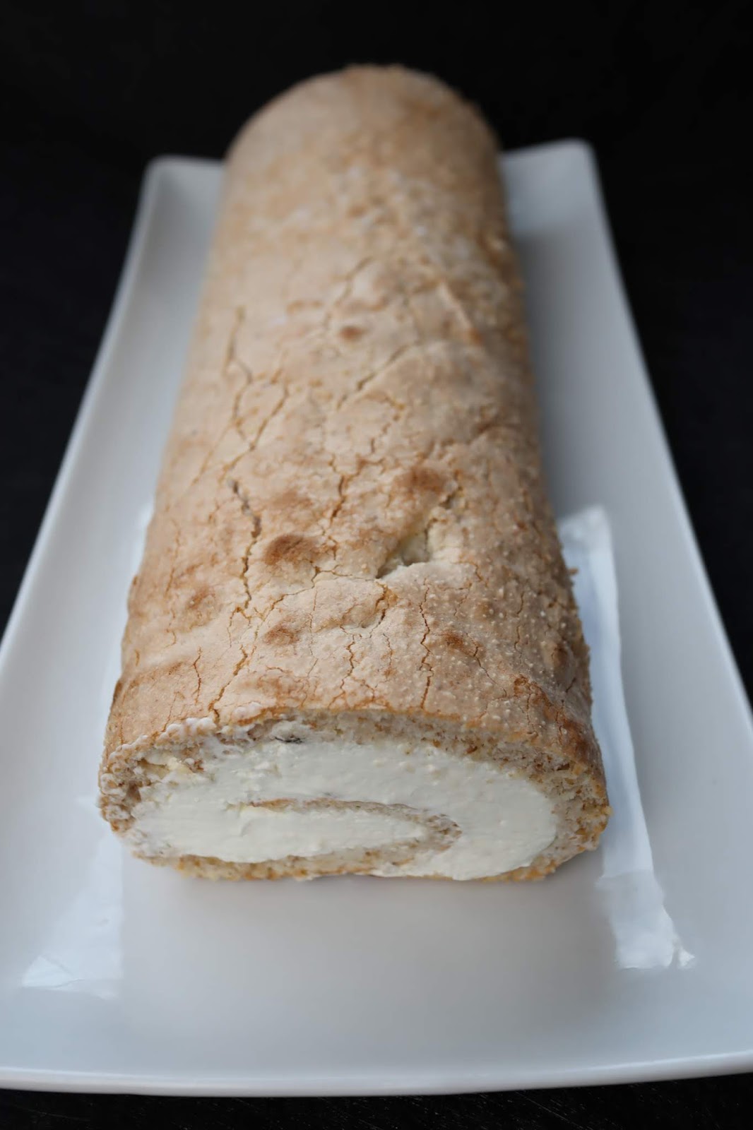 Béze ořechová roláda