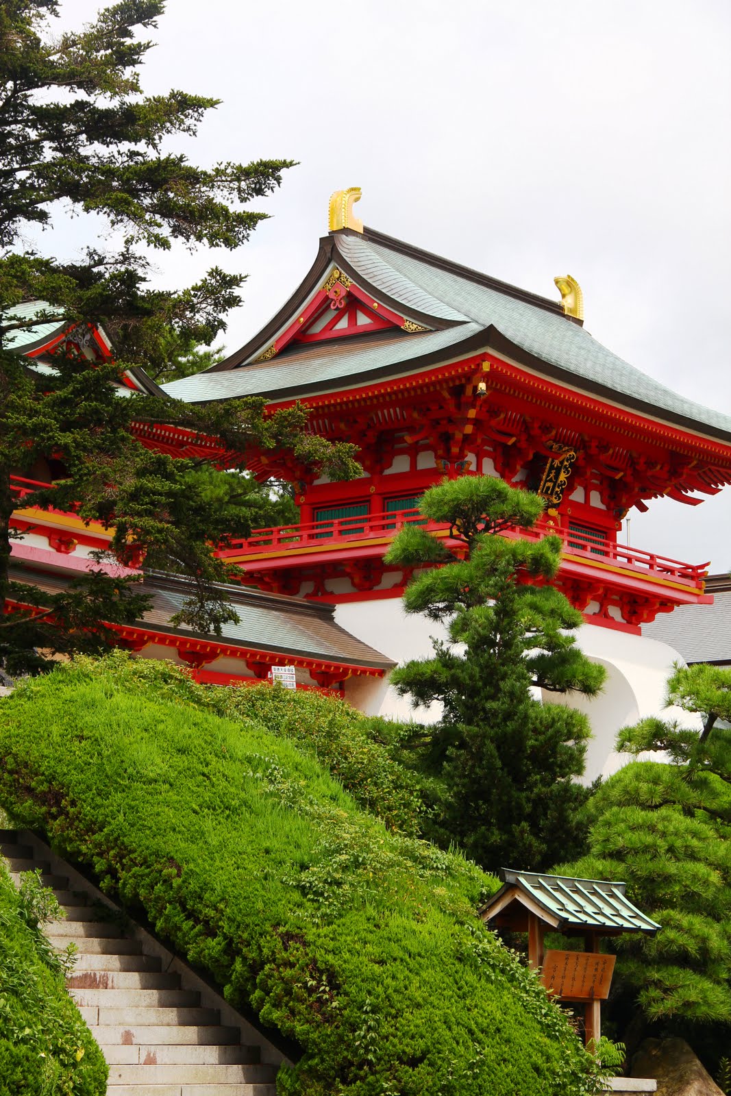Little Green Bug: Akama Jingu Shrine...the big red one!