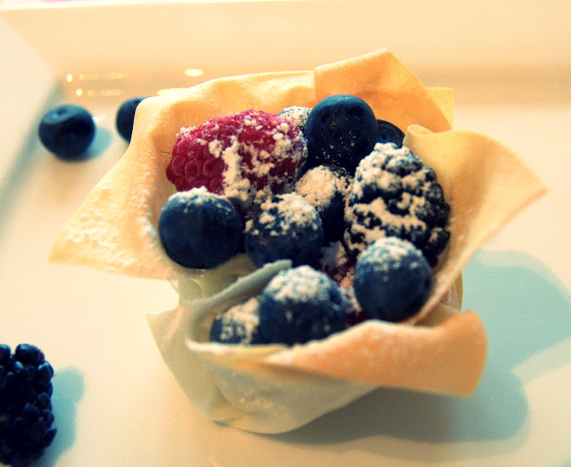 reminiscence kitchen: Kurv av filodeig med vaniljekrem og friske bær ...