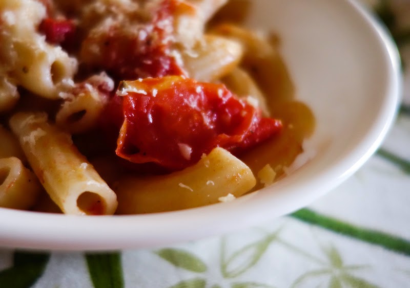 the indolent cook: easy tomato chilli garlic pasta