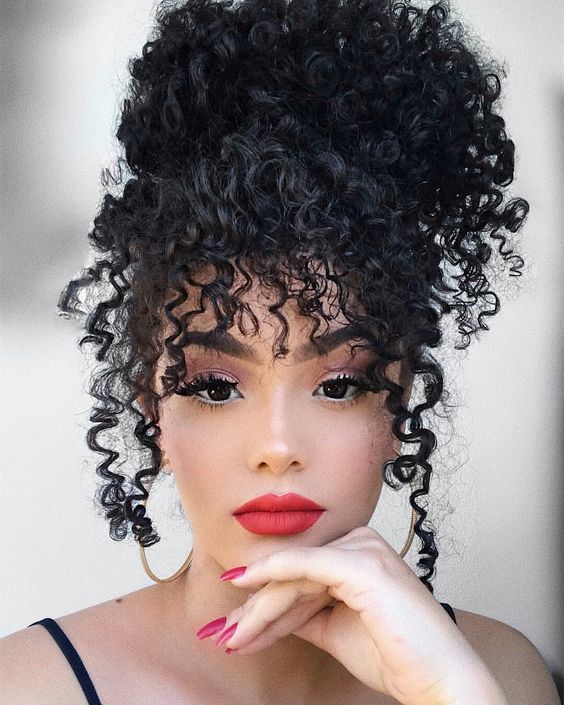 Sencillos peinados con rizos 2018