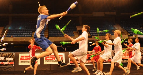 Mente sana, cuerpo sano.: Combat Juggling (lucha de malabaristas ...