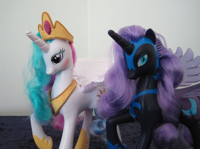 Toy Box Nebula: Toy Review: MLP Talking Nightmare Moon TRU Exclusive