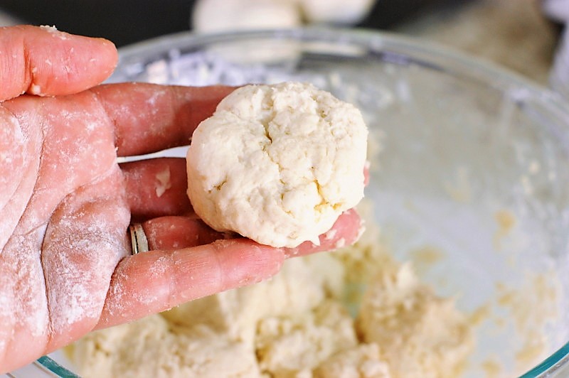 How to Make Fluffy Buttermilk Biscuits | The Kitchen is My Playground