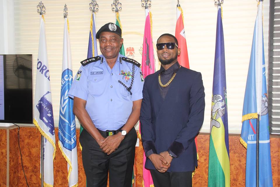 Photos : D'banj pays Police HQ , Abuja a courtesy visit - wnniroyin