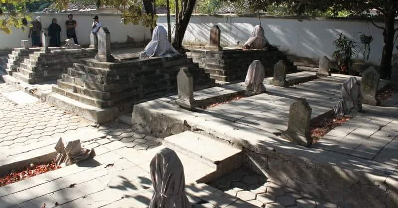 ratufeby: sejarah makam selawe di indramayu