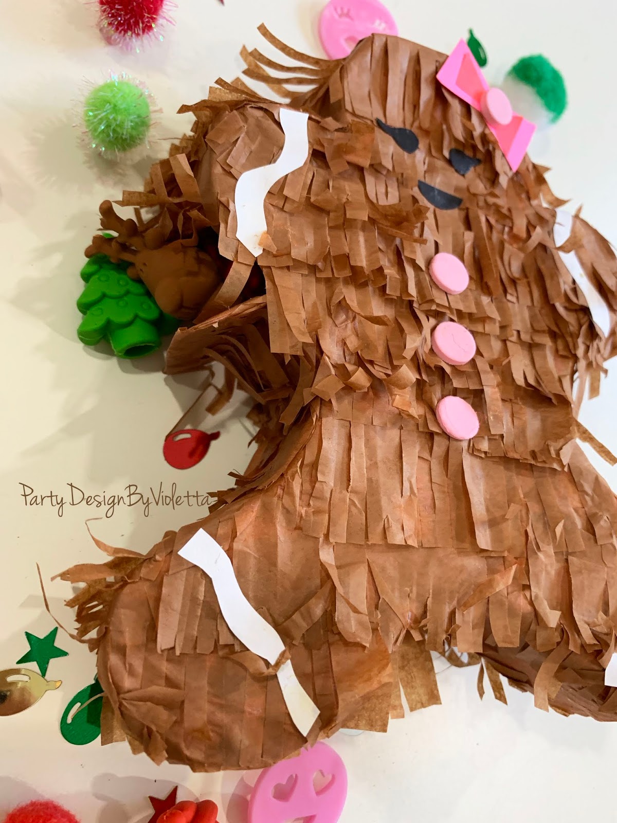 Mini piñatas for Christmas, a very festive set-up for the littles ones ...