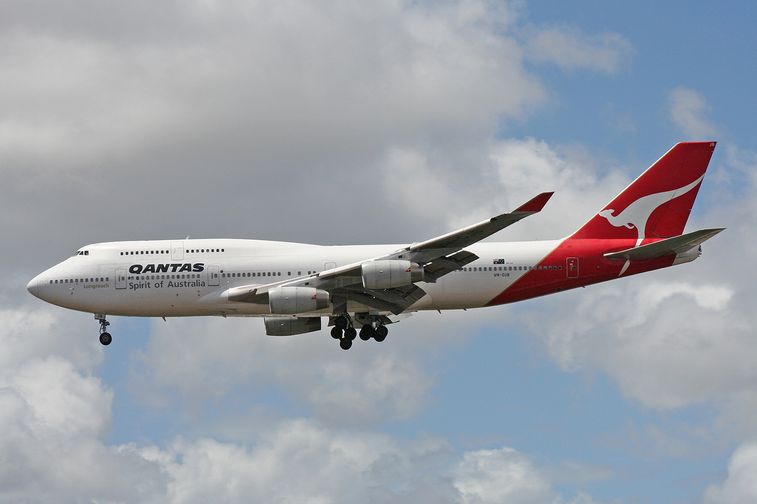airports terminal: B747-438 VH-OJB QF581/582