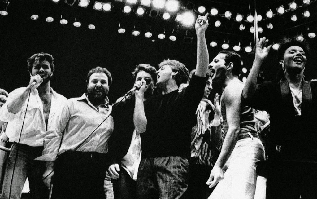 Pictures of Bands On Stage during the 1985 Live Aid Concert at Wembley ...
