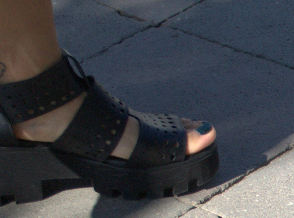 candid turkish girls feet: very pretty high heel feet of turkish girl