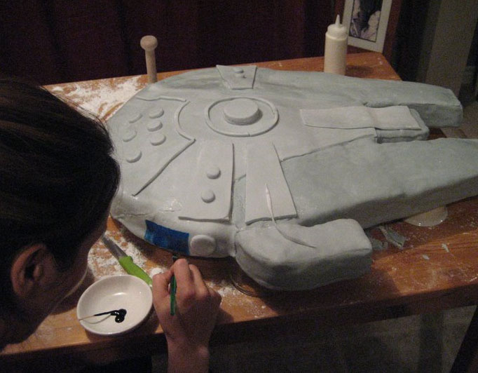 Musings of a Glamourpuss: Millenium Falcon Cake