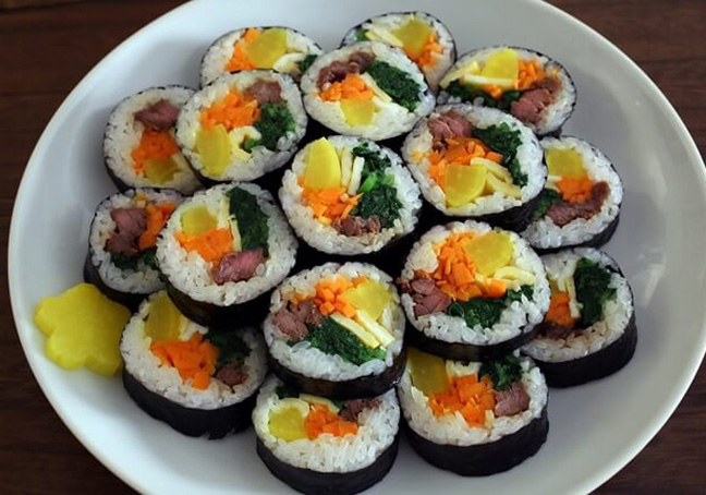 Cách làm cơm cuộn rong biển ngon nhất, ăn không bị tanh ai cũng làm được