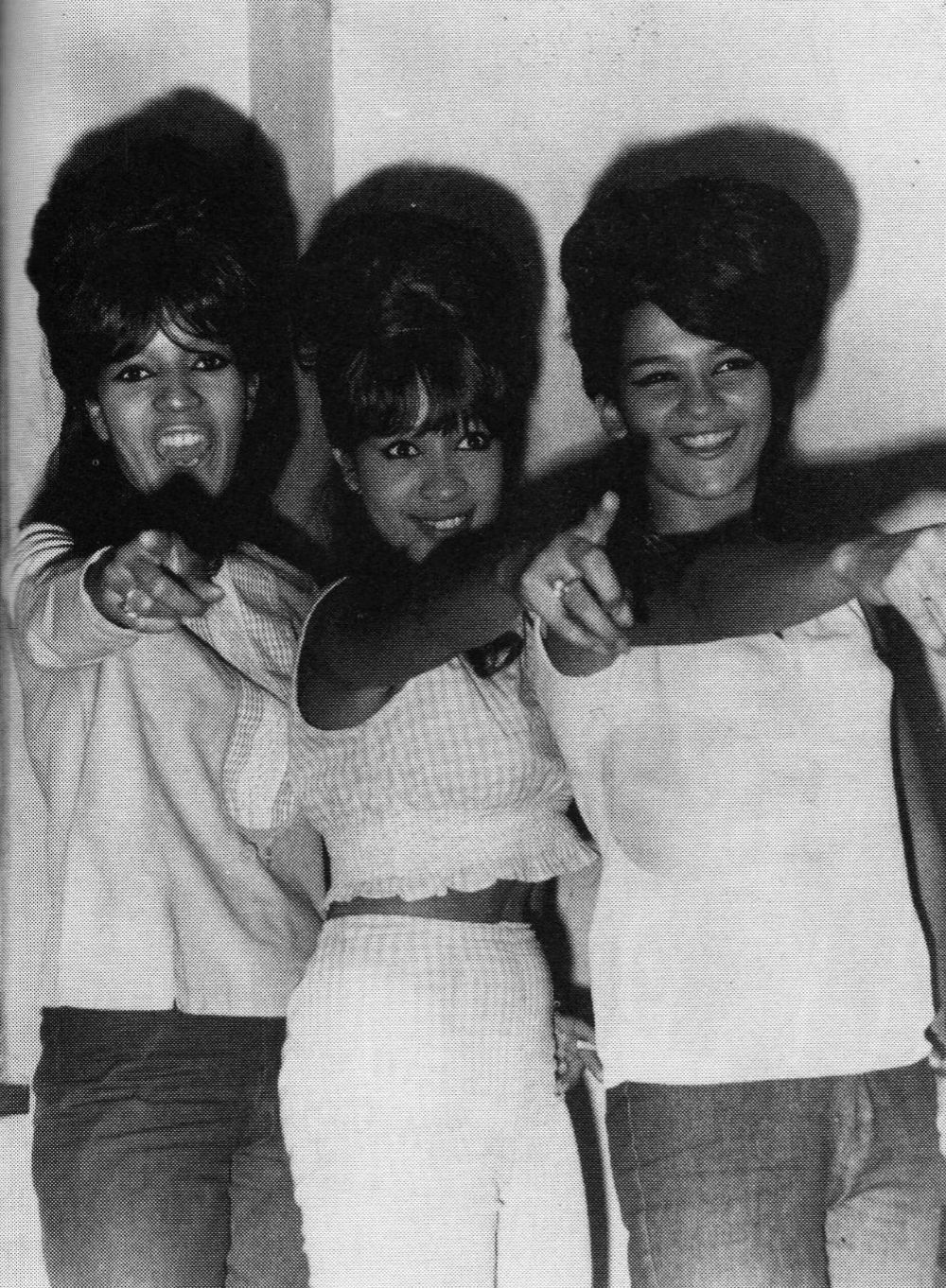 30 Fascinating Vintage Photographs of The Ronettes in the 1960s ...