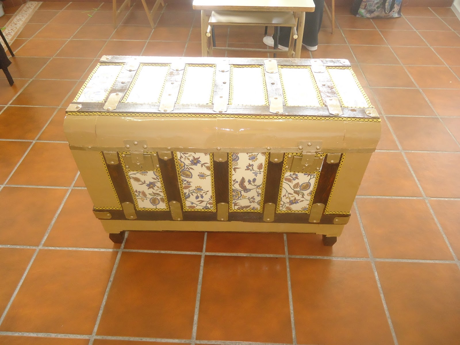 EL ESCONDITE DE LAS GOLONDRINAS: Restauración del baúl de la abuela,,,