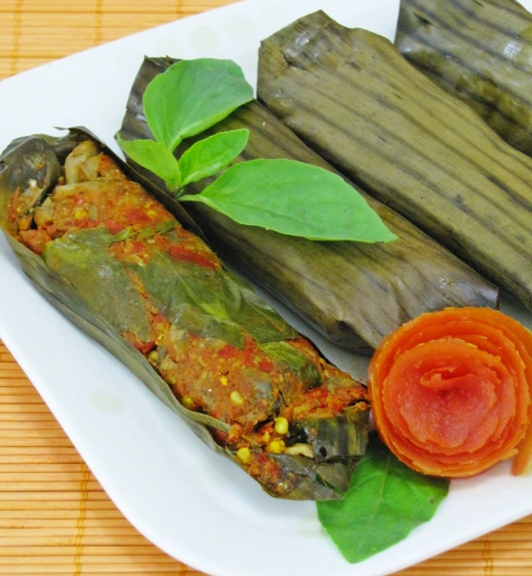 How to Make Pepes From Indonesian Food (Steamed Fish in Banana Leaf ...