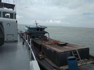 KRI Silea-858 Tangkap Kapal Muat BBM Ilegal Di Perairan Karimun