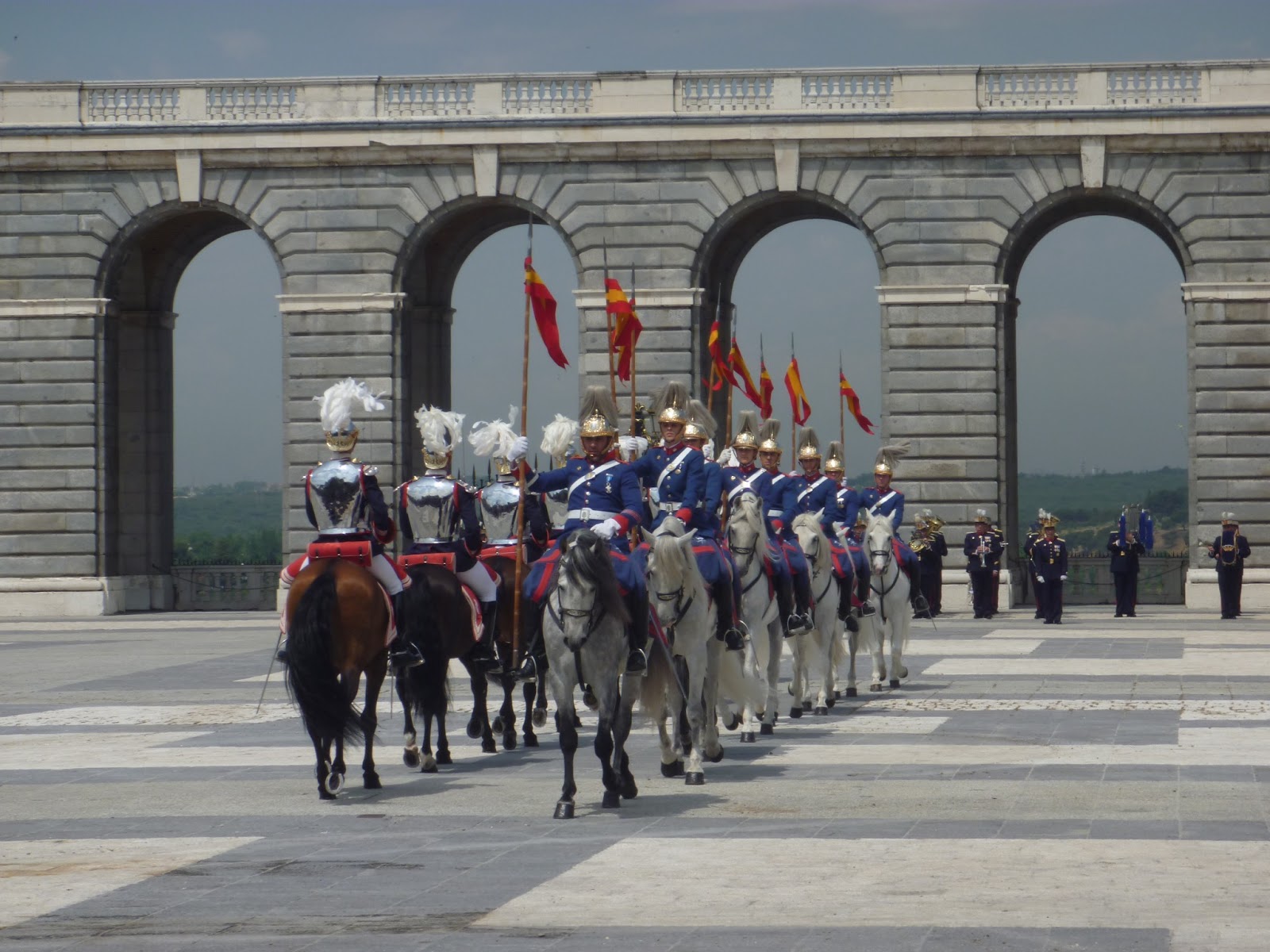 Donde me dejes llevarte: Relevo Solemne de la Guardia Real en Madrid