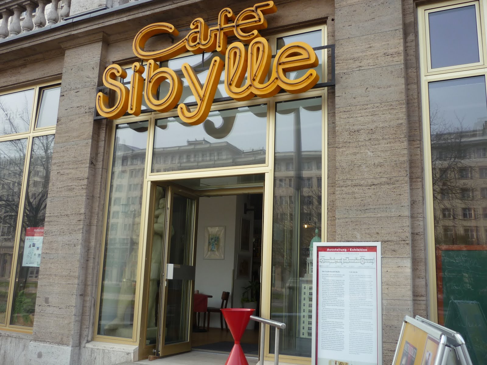 le promeneur du 68: Le café Sibylle, à Berlin : un lieu pas ordinaire