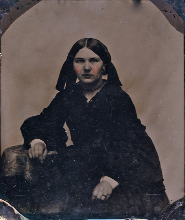 40 Eerie Portraits of Women in Mourning Dress From the Victorian Era ...