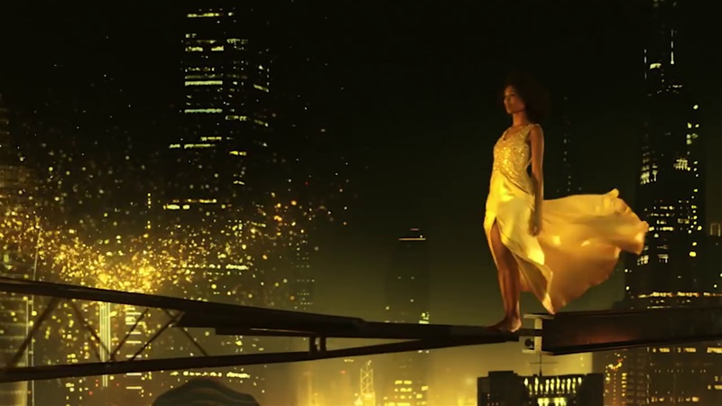 La modella di colore della pubblicità L'OR Espresso capsule oro in ...