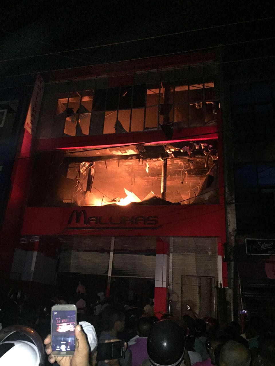 அளுத்கமையில் தீ விபத்து - மின்சாரமும் துண்டிப்பு (படங்கள்) - Jaffna Muslim