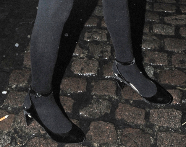 Celebrity Legs and Feet in Tights: Alexa Chung`s Legs and Feet in Tights 8
