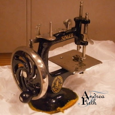 Obsessive Creativeness: Singer Model 20 Child's Sewing Machine