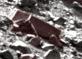 UFO mania: Perfectly Square Box Next To Statue Looking Anomaly On Mars