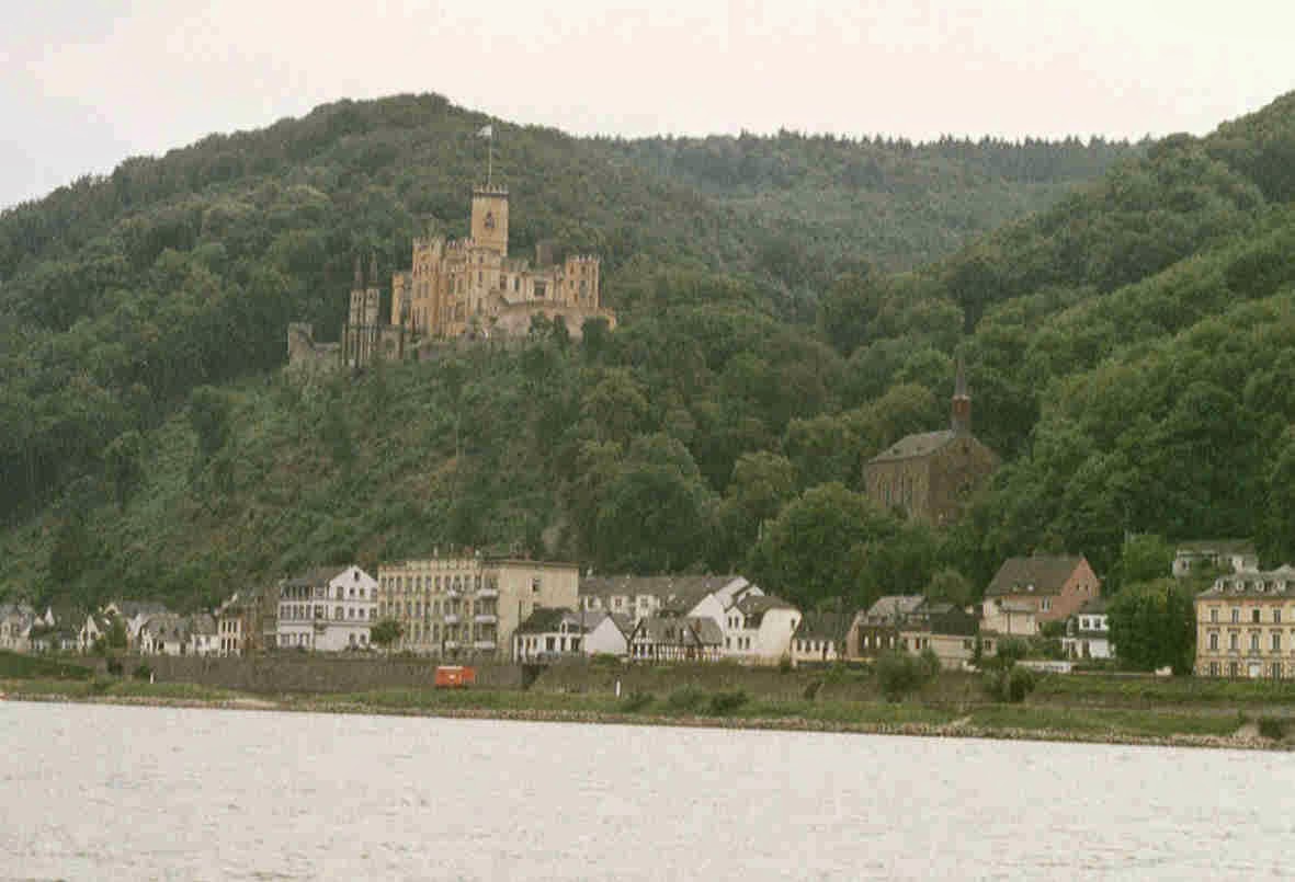 Ploaia de cuvinte: Valea Rinului - siragul de castele