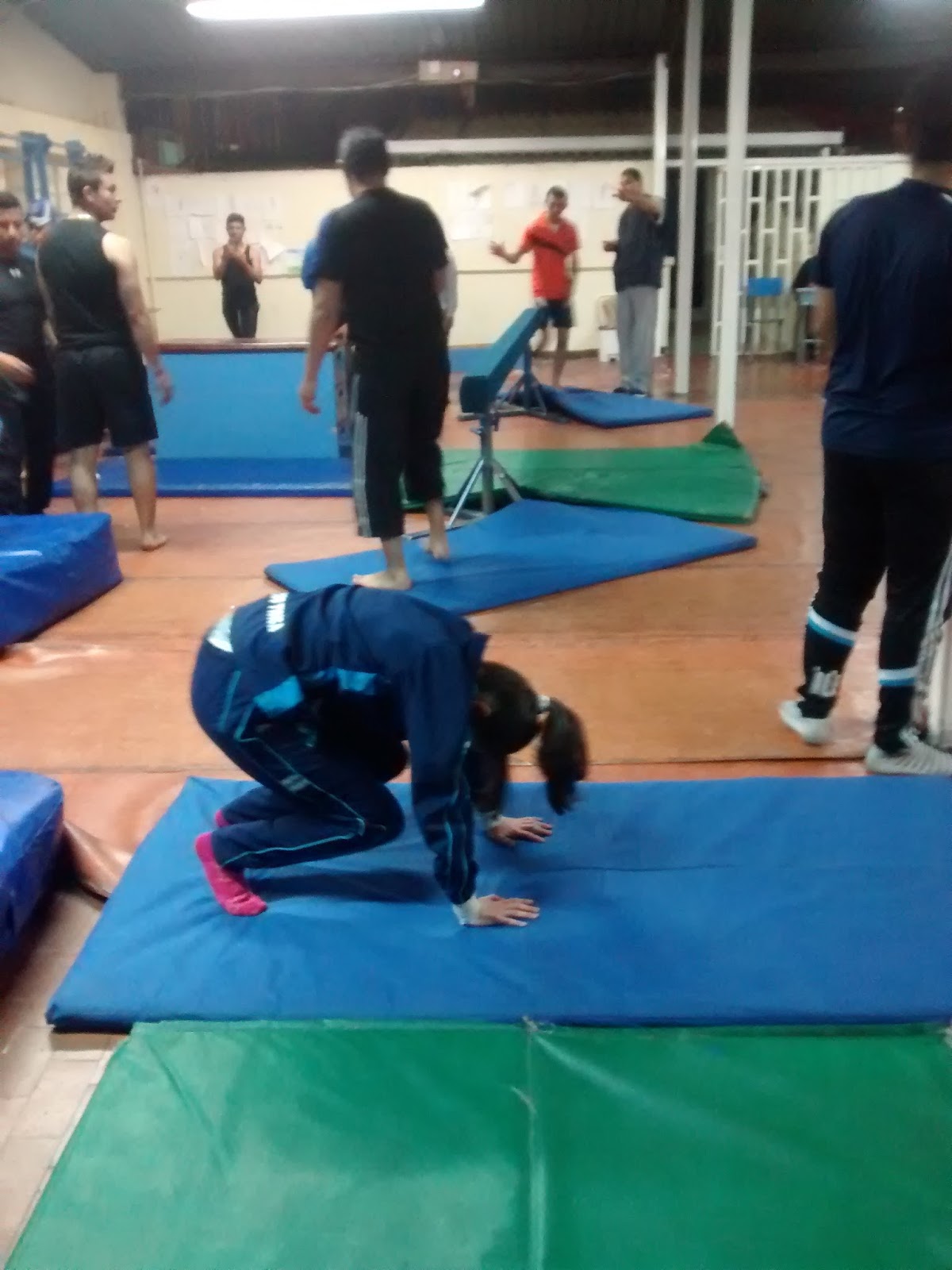 Gimnasia: Invertida con apoyo de cabeza
