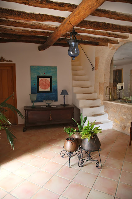 Queen of Tate: Rustic Finca Decor: Boutique Hotel Sa Galera