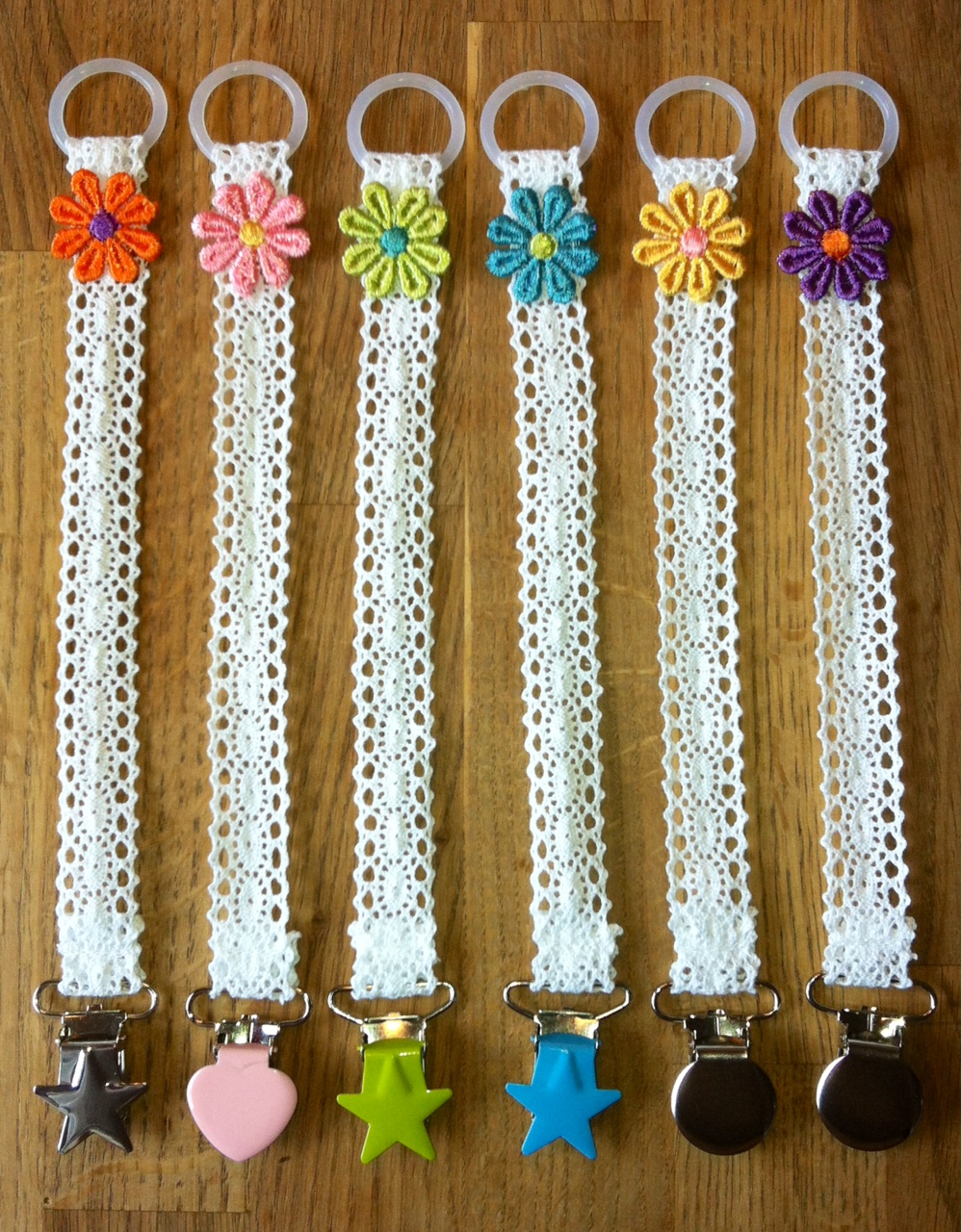 Lillekottdesign: Somriga nappband, napphållare