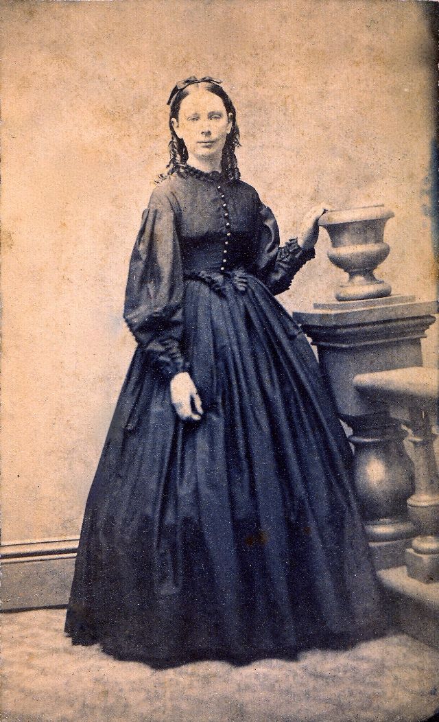 Victorian Widows: Graceful Photos of Young Women in Mourning Dresses ...