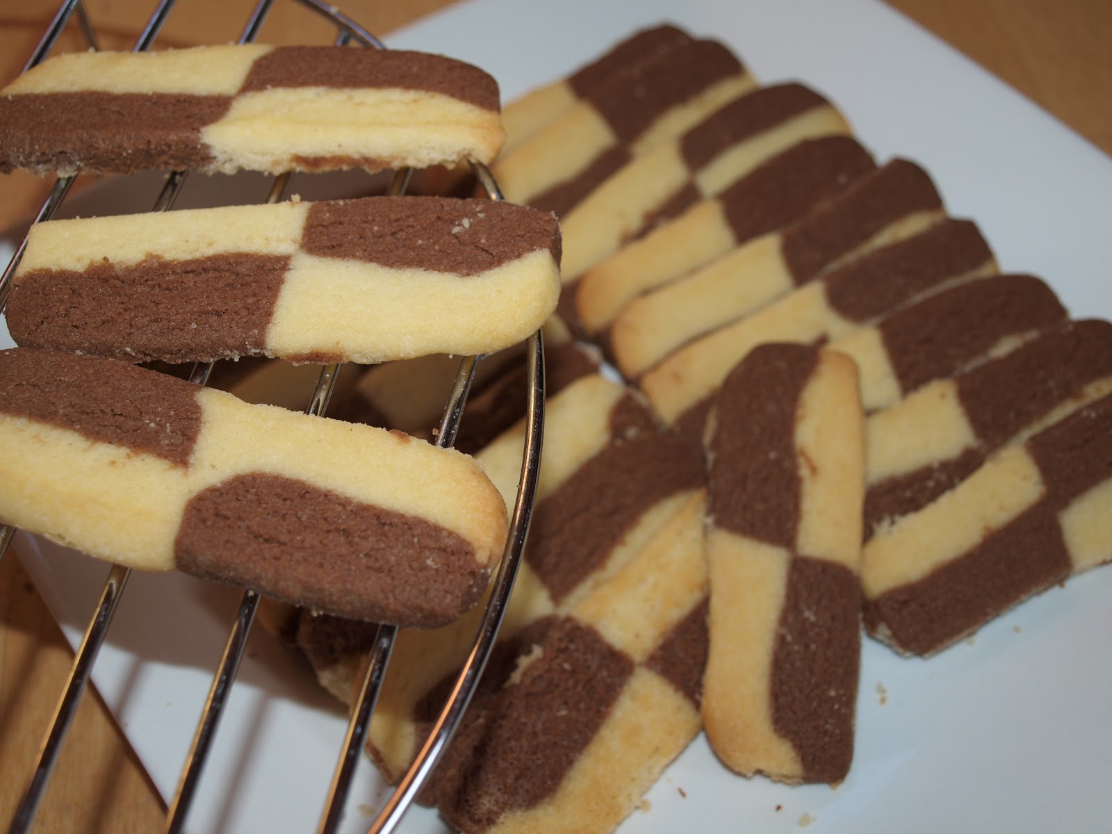 baltoje lėkštėje: Šachmatiniai vanilės-šokolado sausainiai