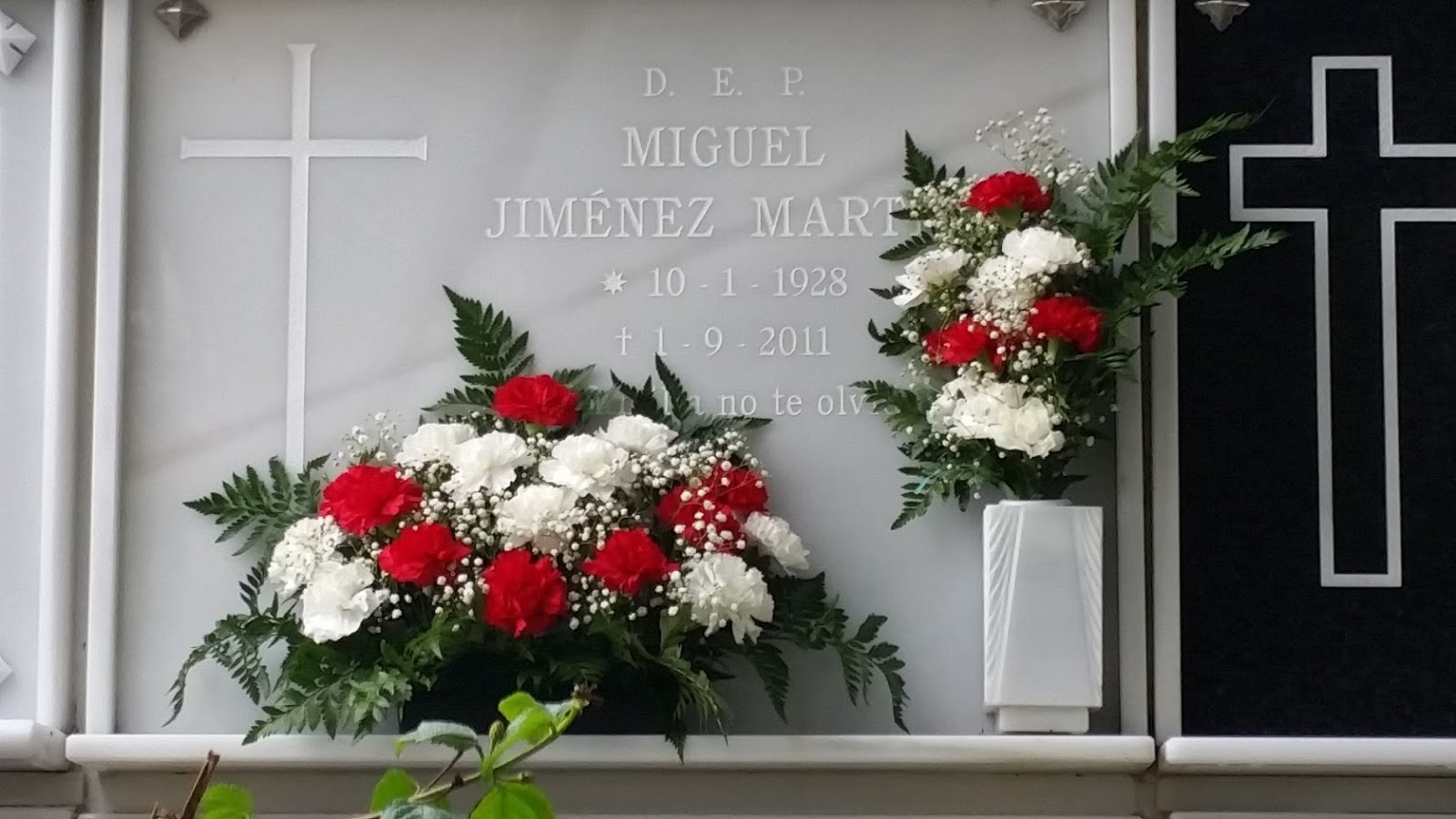 Flores en una lápida.