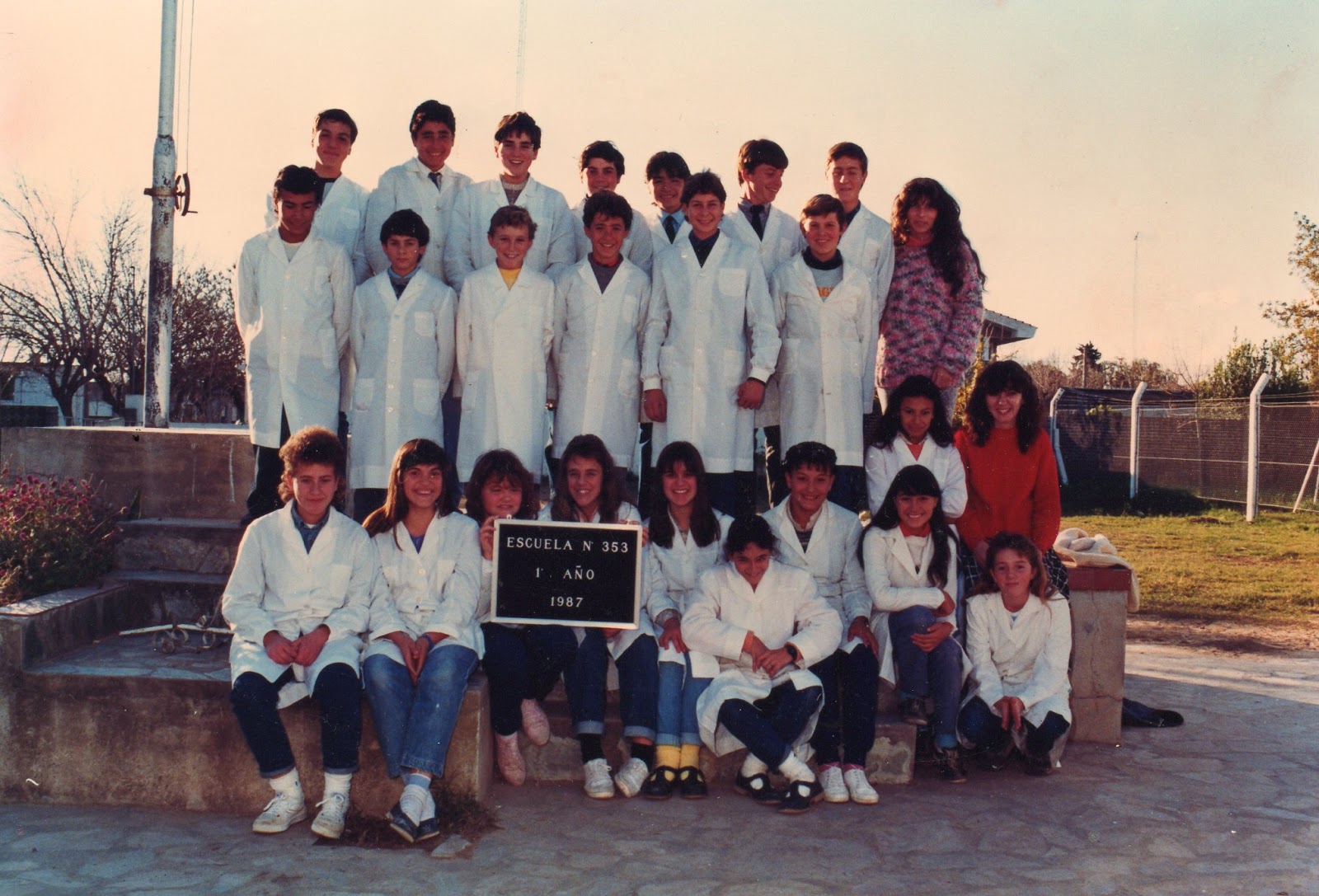 Escuela de Enseñanza Media N°353: Promociones