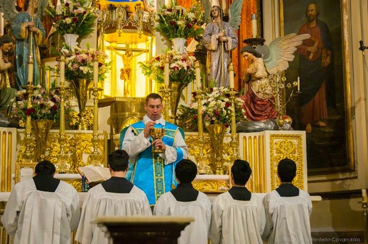 CATHOLICVS: Fotos de la Santa Misa de la Asunción cantada en el Rito ...