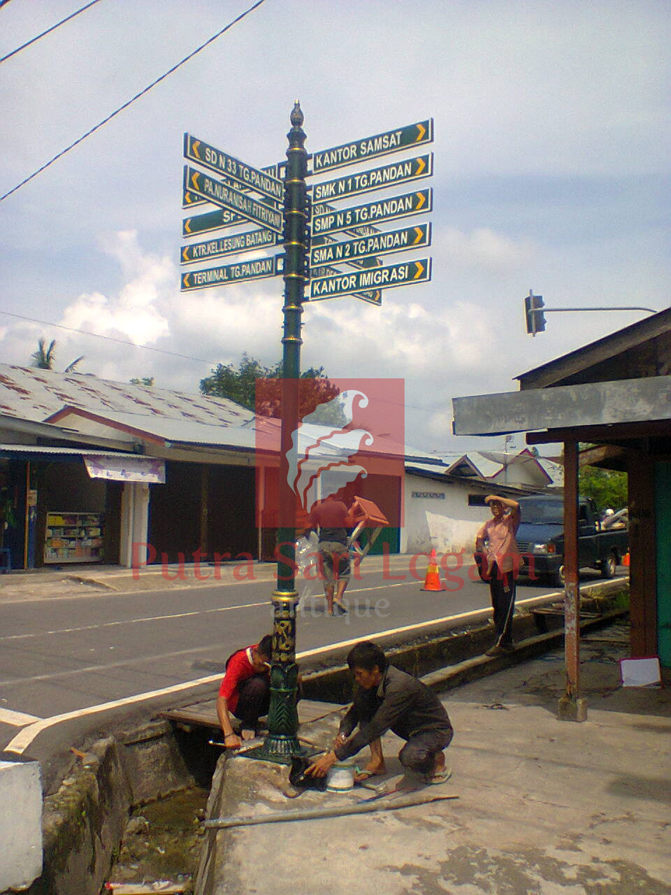 Putra Sari Logam ::..: Tiang Rambu dan Penunjuk Arah Jalan