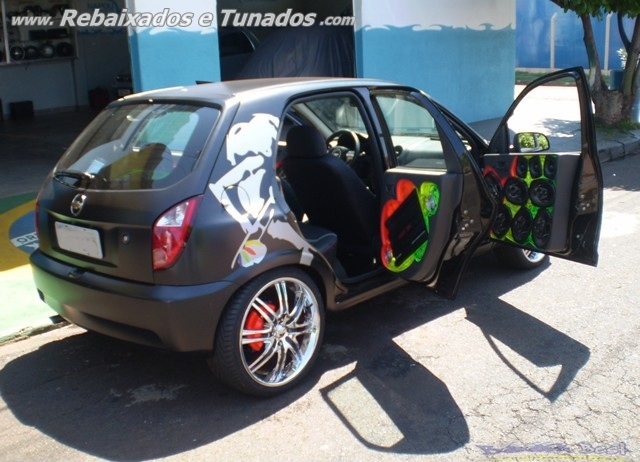 Celta tunado e com som automotivo de muita potência - Rebaixados e Tunados