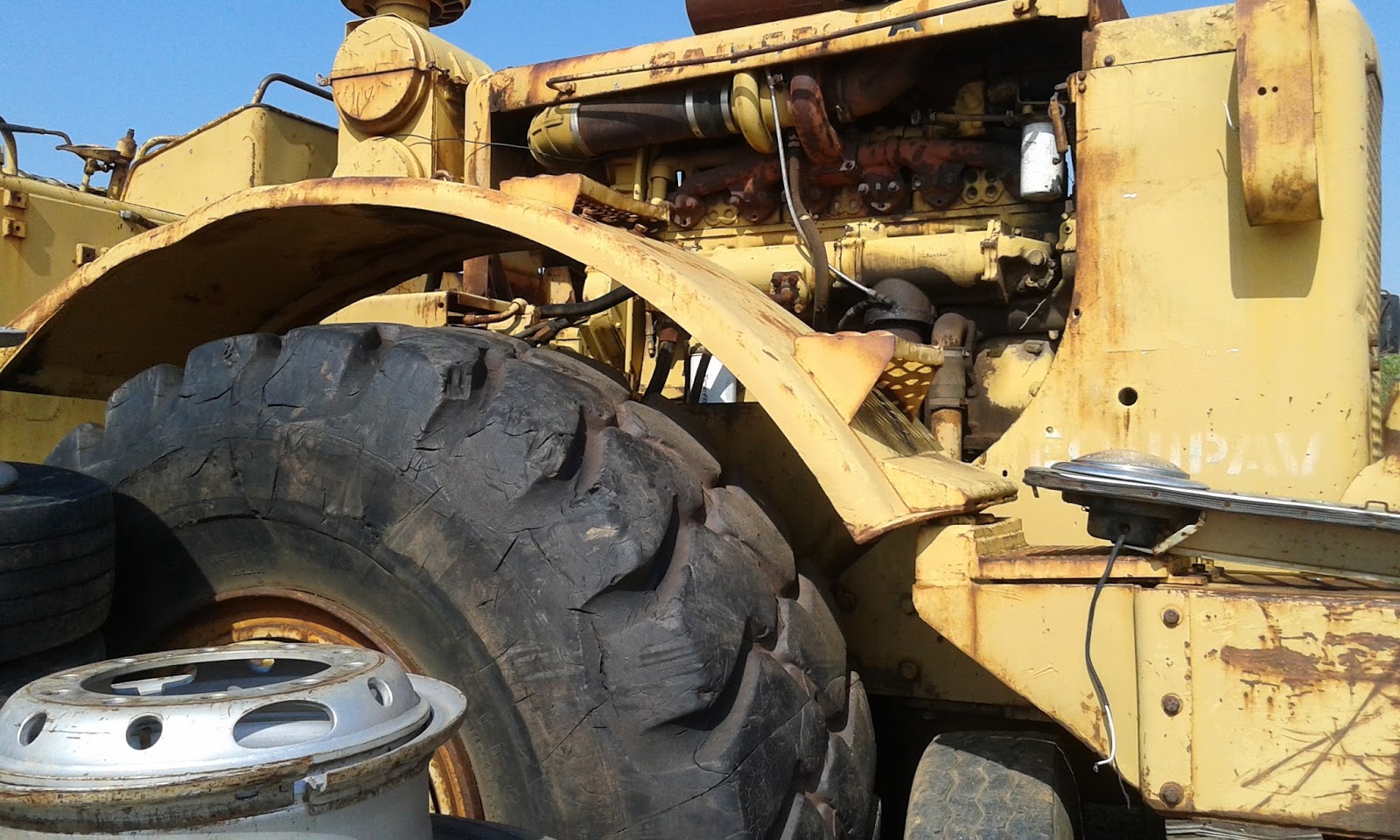 Tratores e Máquinas: Trator de Rodas Caterpillar "Porcão".