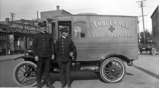 37 Historical Photos That Show Early Ambulances Over 100 Years Ago ...