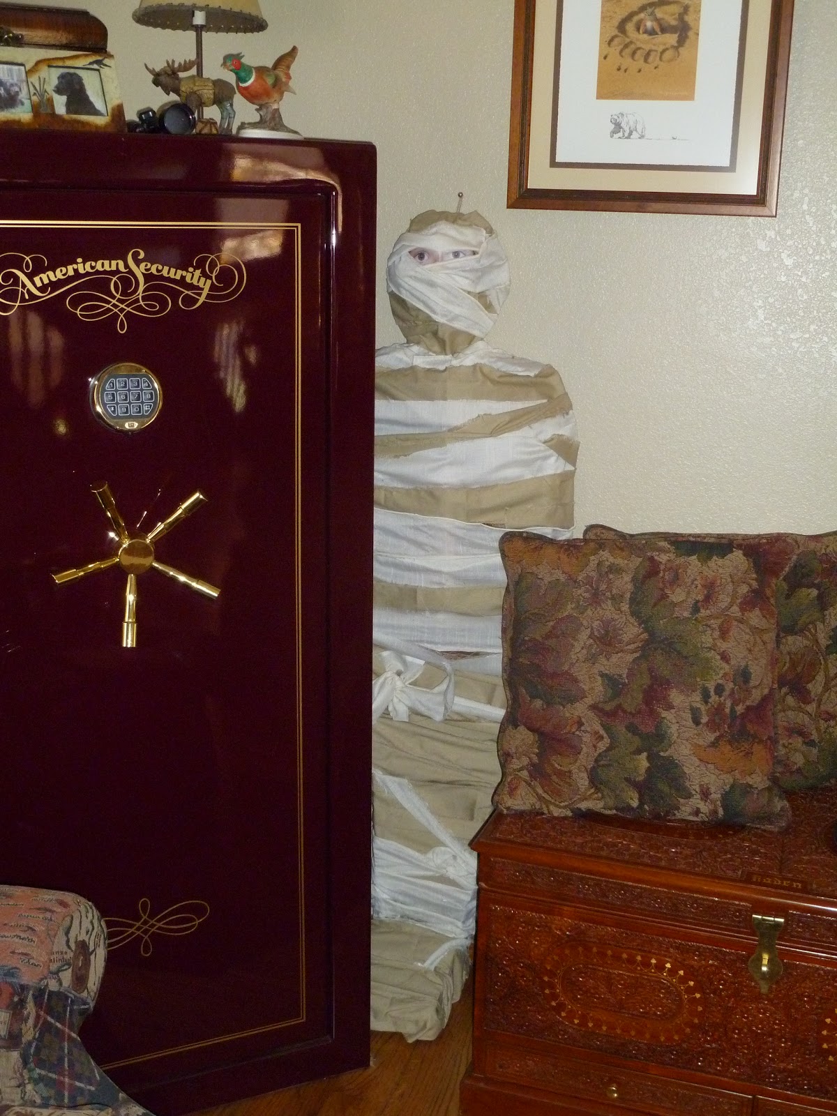 MixedUp Crafting: Realistic and Life Sized Mummy DIY