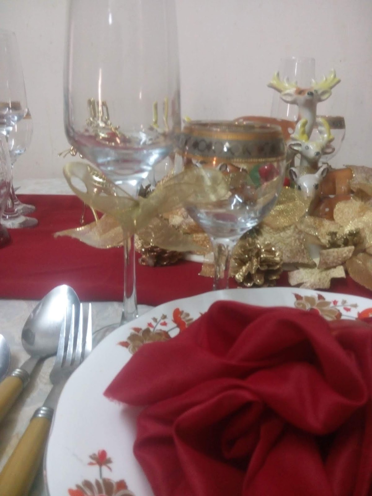 Red themed table for the season:)